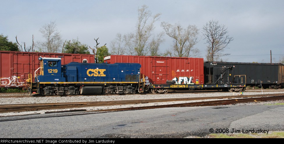 CSX 1219 and remote control platform 9479 wait for Q609 to leave